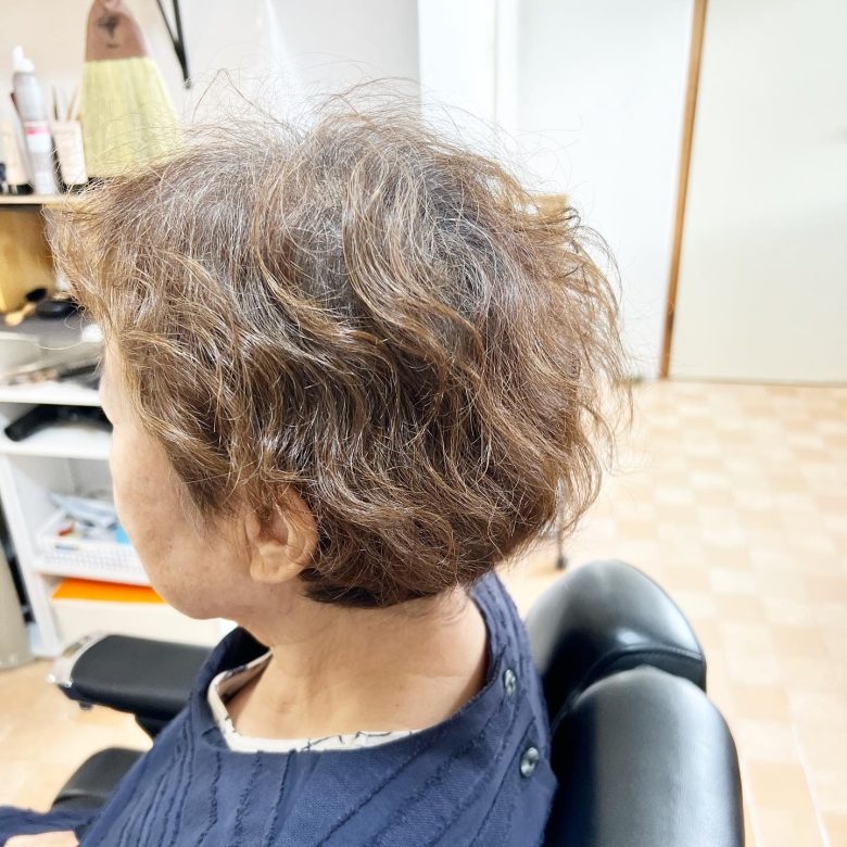 白髪ぼかしハイライトとローライトで70代大人女子が素敵に変身 宮崎市佐土原 ・美容室・理容室｜ショートヘア・癖毛カット・白髪ぼかし【みっつんち】 